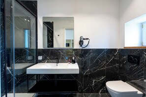 Suite Júnior | Casa de banho | Um polibã, artigos de higiene pessoal grátis, um secador de cabelo 