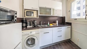 Apartamento | Cozinha privada | Cafeteira/chaleira, geladeira, micro-ondas, fogão