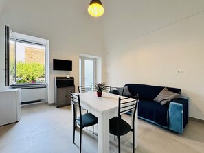 Apartamento, 1 quarto | Sala de estar | Televisor de ecrã plano de 32 polegadas com canais digitais 