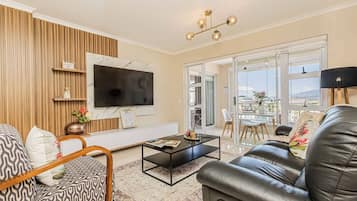 Apartamento, 2 quartos, acessível, varanda | Sala | Livros