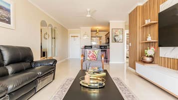 Apartamento, 2 quartos, acessível, sacada | Sala de estar | Livros