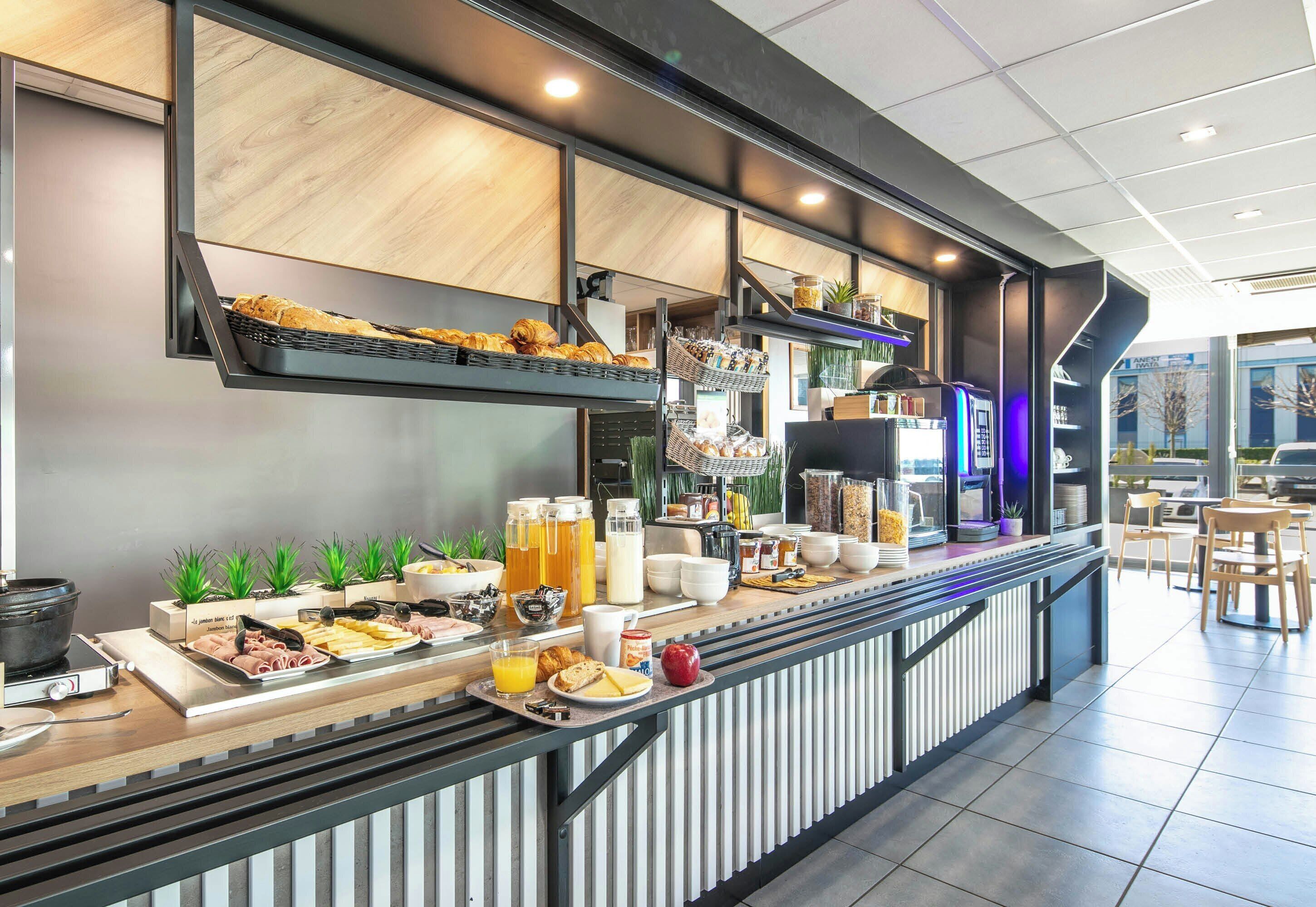 Um buffet de café da manhã com diversas opções de comida e bebidas.
