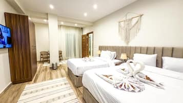 Quarto triplo luxo, sacada, vista para a cidade | Cofres nos quartos, cortinas blackout, quartos à prova de som