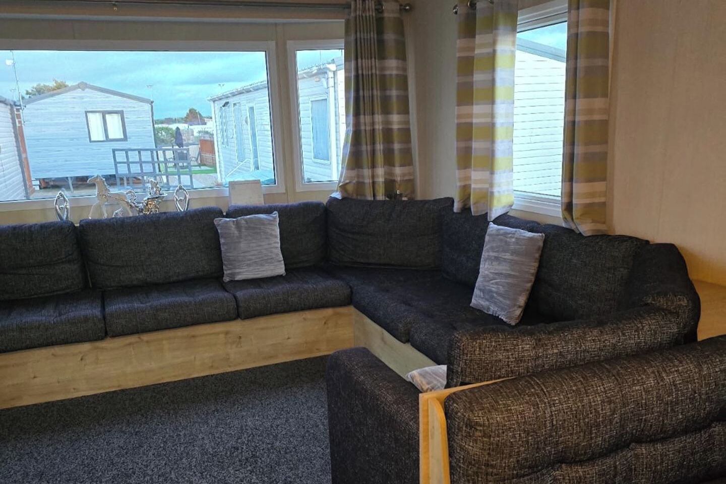 Sleeps 8 - Communal Spa Access - Parking - Rhyl