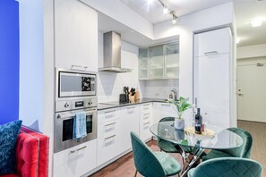 Quarto Standard, não fumadores | Cozinha privada | Um frigorífico, um micro-ondas, um forno, uma placa de cozinha 