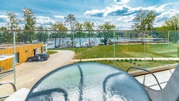 Estúdio standard, sacada, vista para o lago | Área da propriedade