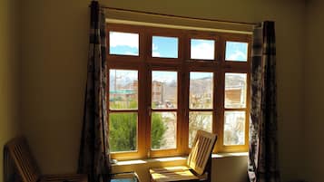 Quarto casal luxo, sacada, vista para a montanha | Parte interna