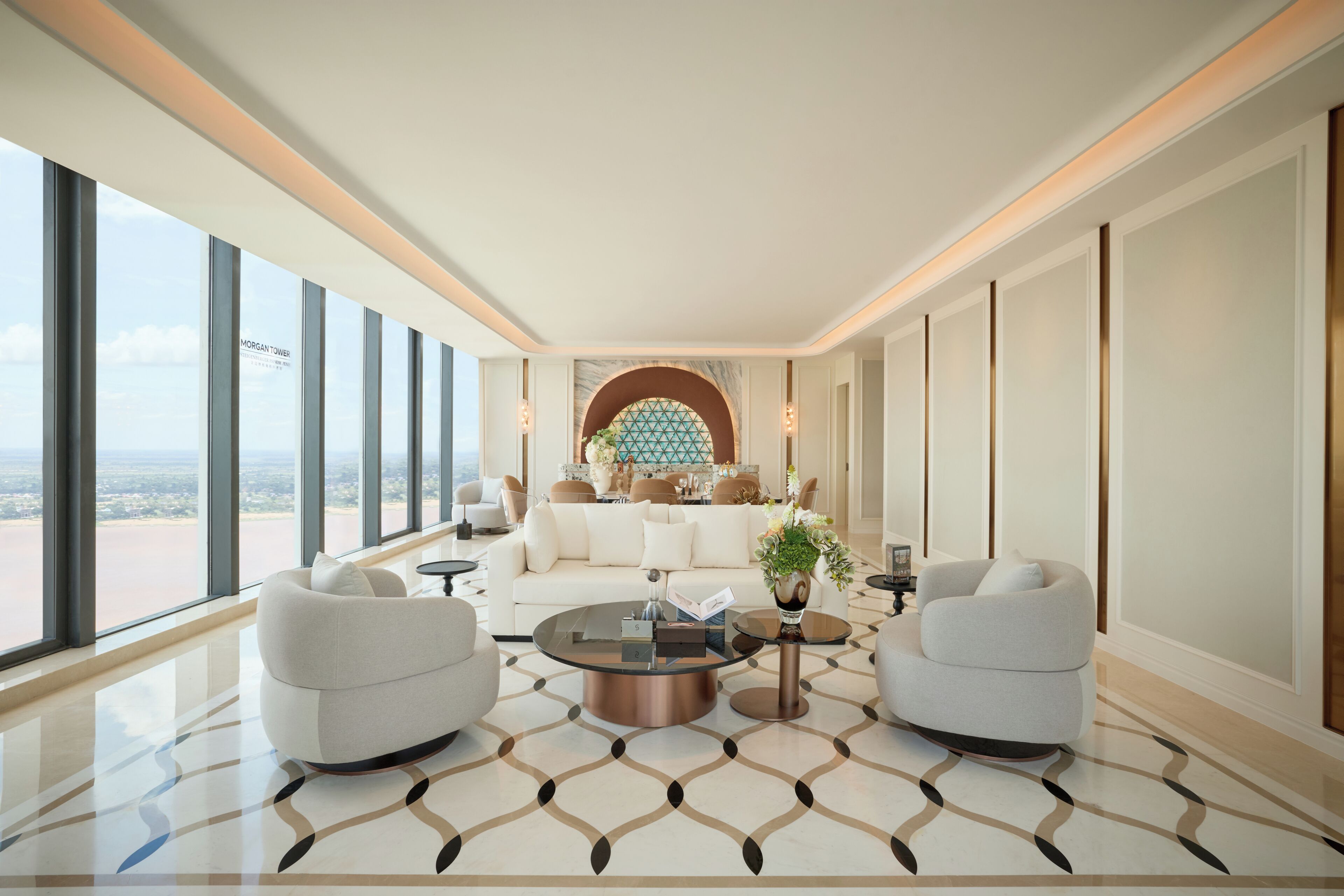 Interior moderno com uma janela ampla, piso estampado e área de estar com mesa de centro.