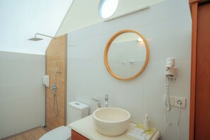 Quarto duplo standard, sacada, vista para o jardim | Banheiro | Chuveiro, secador de cabelo, toalhas de banho, sabonete