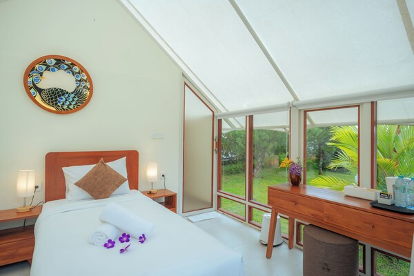 Svargan Lakeside Glamping & Restaurant - Bali