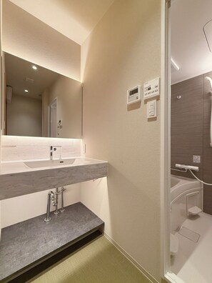 Apartamento em estilo japonês | Banheiro | Chuveiro/banheira combinados, secador de cabelo, chinelos 