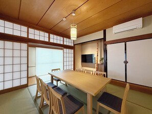 Apartamento em estilo japonês | Área de estar | Smart TV 55 polegadas com canais a cabo