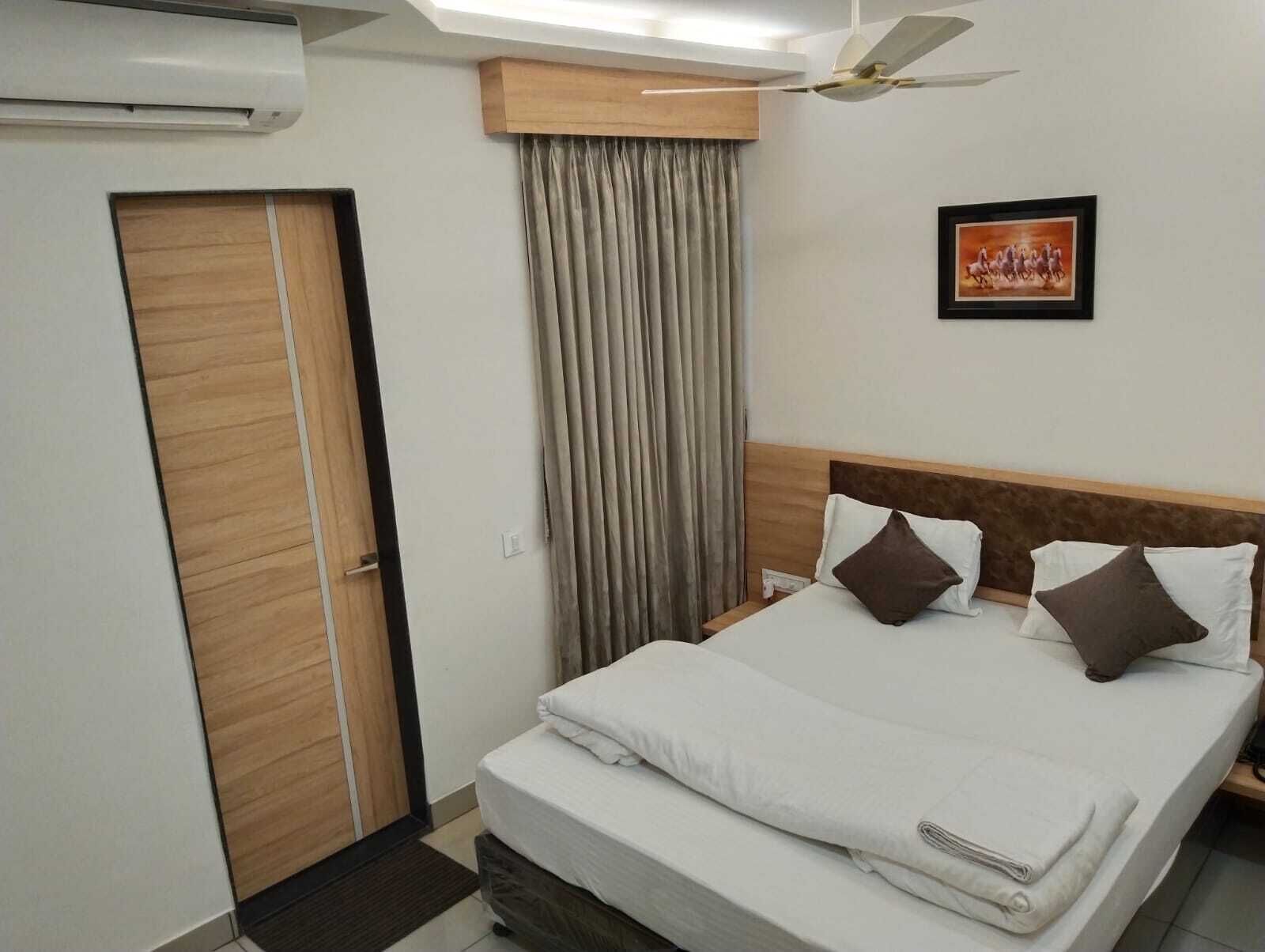 Quarto casal standard, vista para a cidade