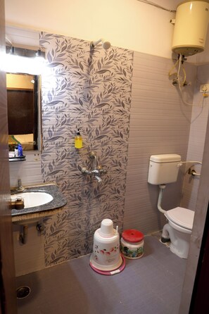 Quarto Elite | Casa de banho | Um polibã, artigos de higiene pessoal grátis, chinelos 