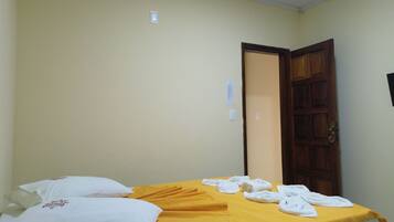 Quarto duplo básico | Frigobar, Wi-Fi de cortesia, roupa de cama