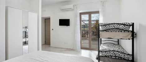 Quarto Triplo Standard, 1 quarto, casa de banho privativa, vista para o jardim | Cortinas/cortinados opacos, quartos insonorizados