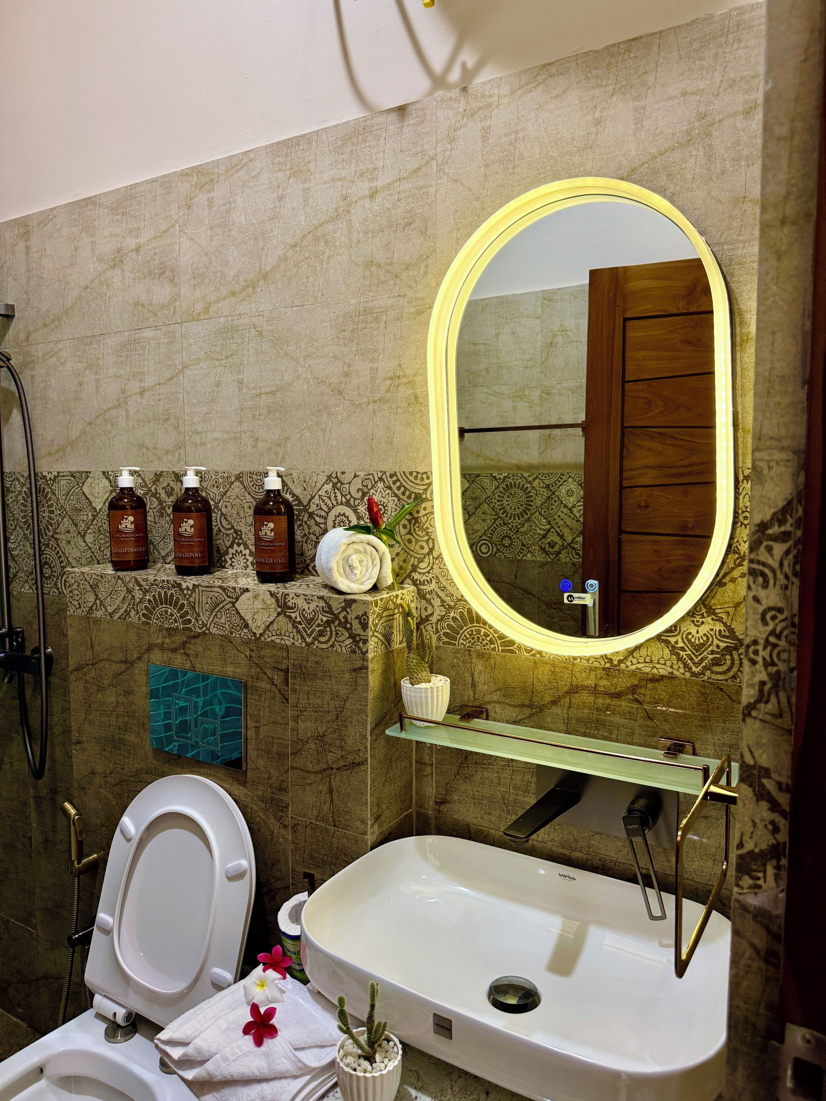 Quarto casal luxo, sacada, vista para a cidade | Banheiro | Chuveiro, produtos de toalete grátis, toalhas de banho, sabonete