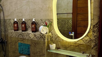 Quarto casal luxo, sacada, vista para a cidade | Banheiro | Chuveiro, produtos de toalete grátis, toalhas de banho, sabonete