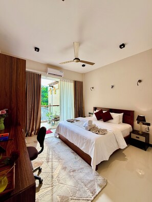 Quarto casal luxo, sacada, vista para a cidade | Escrivaninha, espaço de trabalho para notebook, Wi-Fi (sobretaxa)
