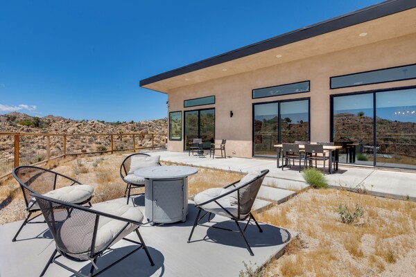 Hot Tub & Views! Contemporary Yucca Valley Retreat - Joshua Tree National Park