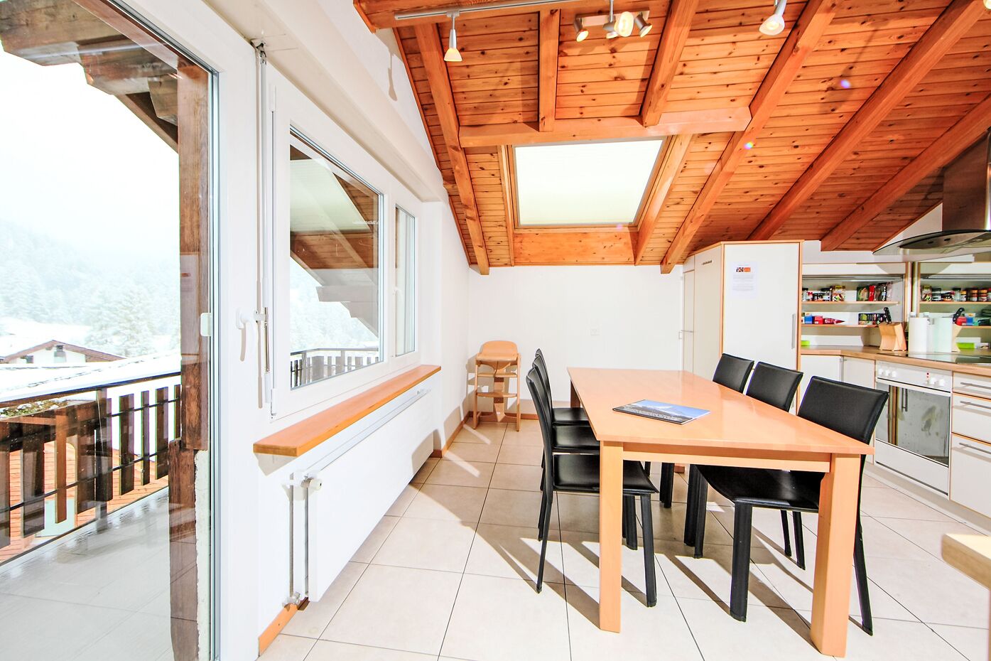 Apartamento, varanda, vista para a montanha | Restaurantes