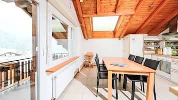 Apartamento, varanda, vista para a montanha | Restaurantes