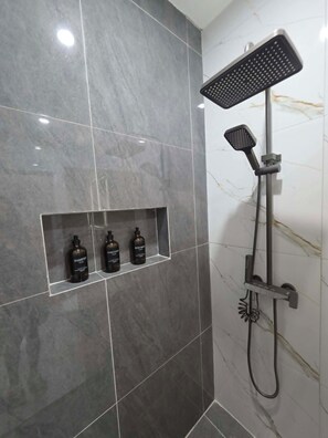 Casa de banho | Um polibã, um secador de cabelo, sabão, champô 