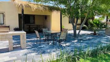 Bungalow Comfort, vista para o jardim | Refeições ao ar livre