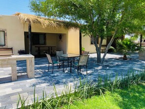 Bungalow Comfort, vista para o jardim | Refeições ao ar livre