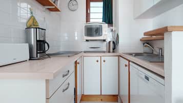 Apartamento | Cozinha privada | Geladeira, micro-ondas, lava-louças, cafeteira/chaleira