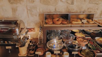 Pequeno-almoço tipo buffet diário incluído