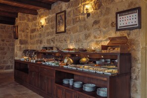 Pequeno-almoço tipo buffet diário incluído 