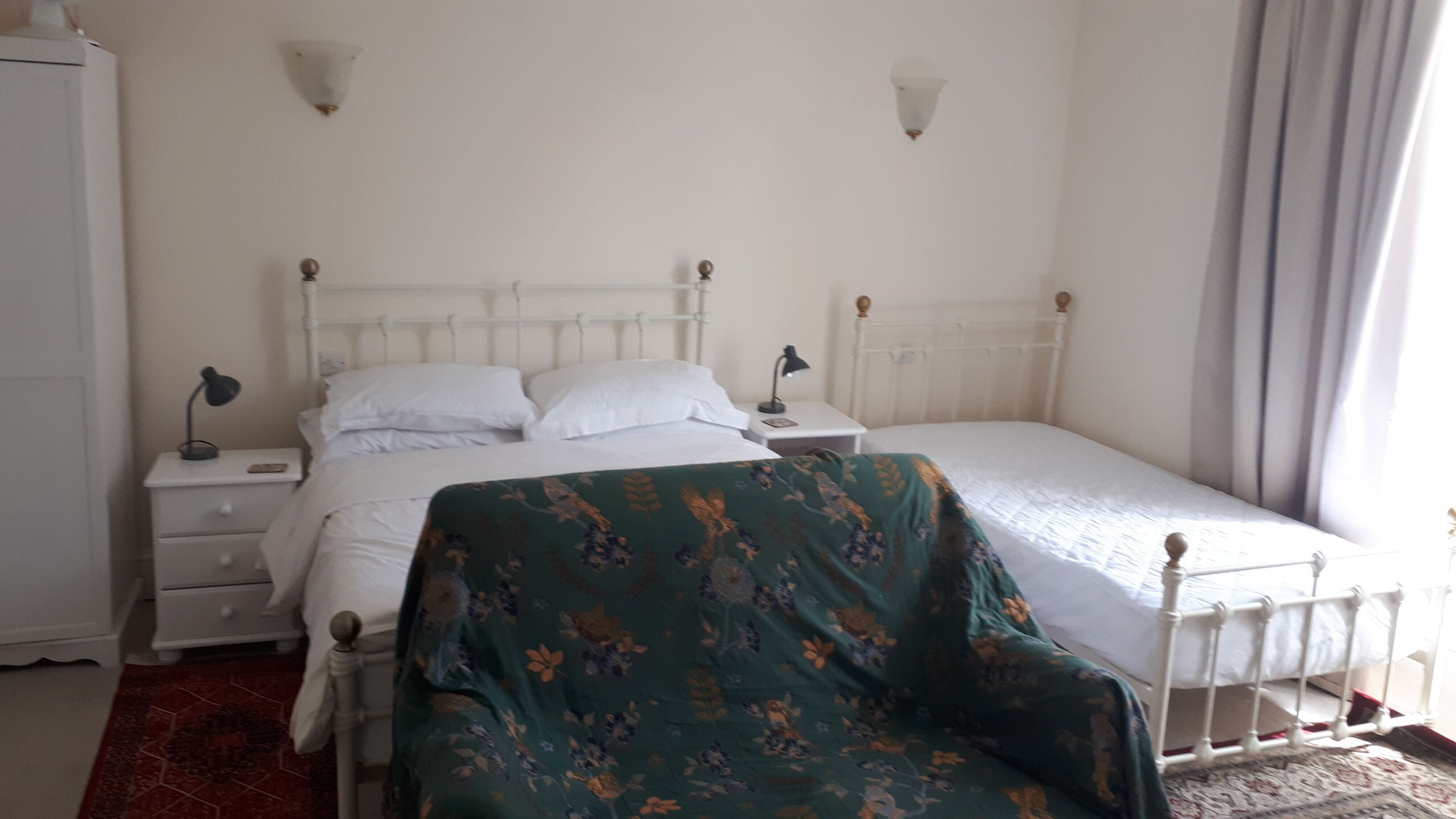 Quarto casal conforto, vista para o jardim | Ferros/tábuas de passar roupa, Wi-Fi de cortesia