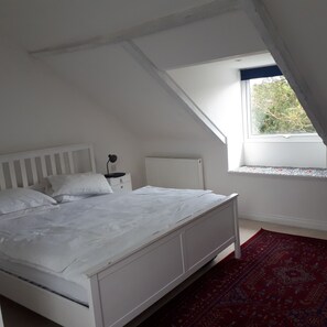 Quarto casal conforto, vista para o jardim | Ferros/tábuas de passar roupa, Wi-Fi de cortesia
