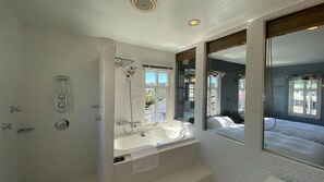 Apartamento em Condomínio Fechado, varanda, vista para o oceano | Casa de banho