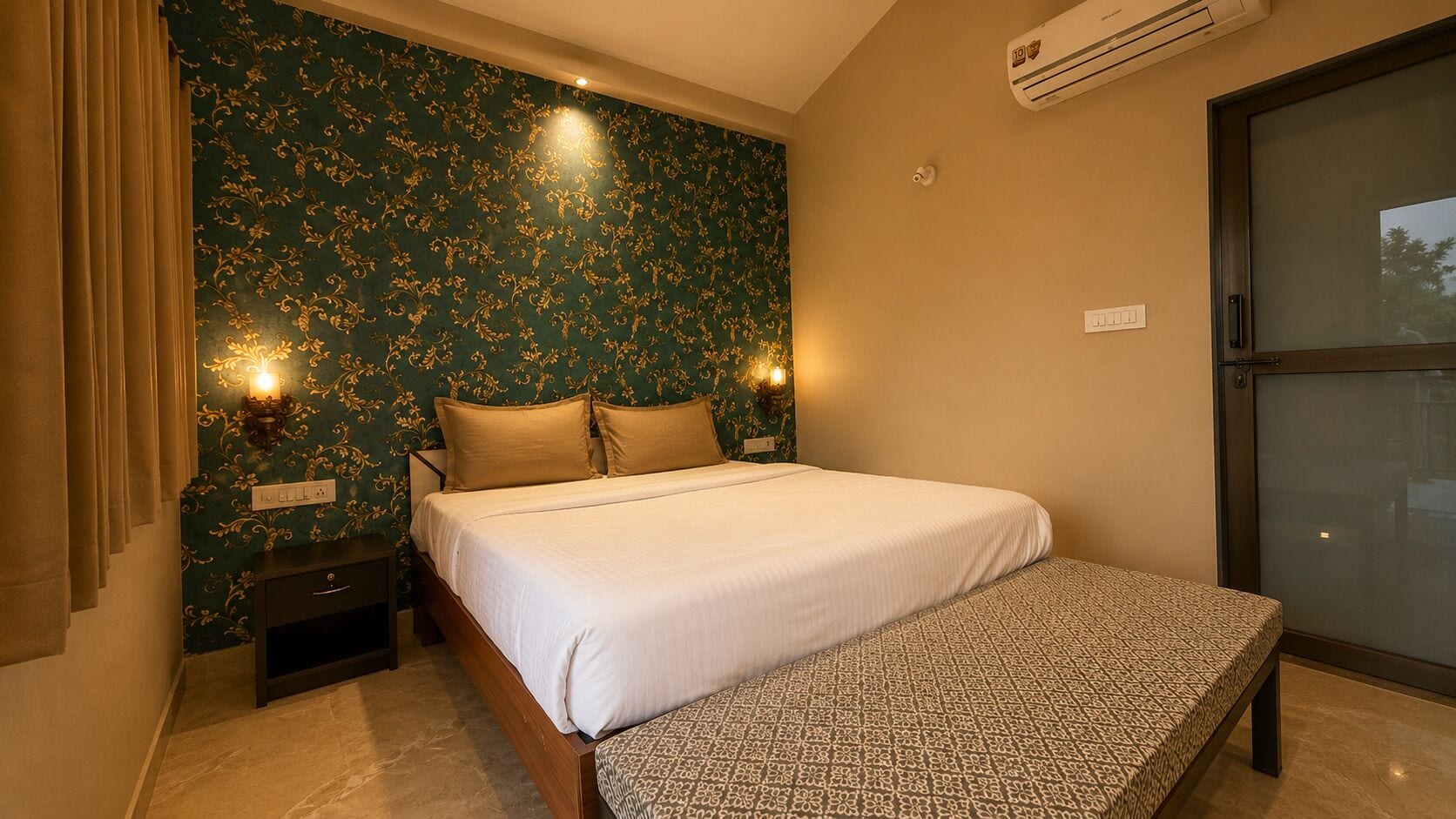Cabana, vista para o jardim | Cofres nos quartos, individualmente decorados, escrivaninha