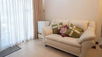 Suite Deluxe, vista para a piscina | Sala de estar