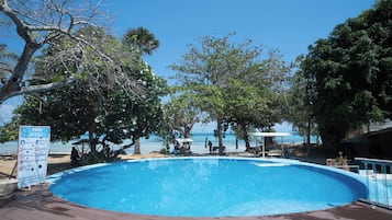 2 piscinas exteriores