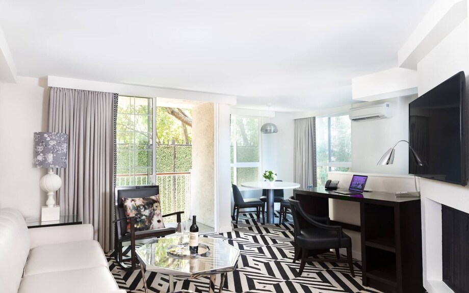 Rediscover Old Hollywood In Luxurious Suite! Rooftop Swimming Pool, Balcony! - West Hollywood, CA