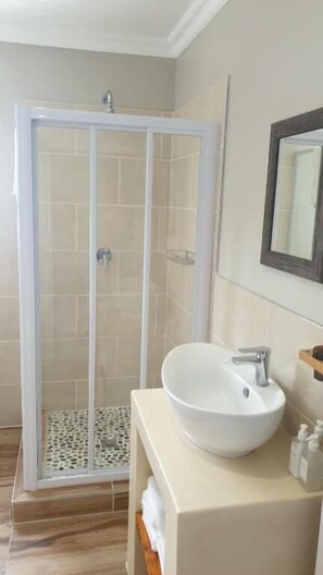 Quarto Duplo Deluxe, não fumadores, varanda | Casa de banho | Artigos de higiene pessoal grátis, um secador de cabelo, sabão, champô 