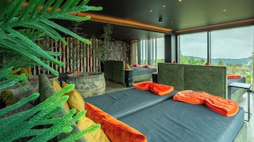 Quarto moderno com uma cama grande, vista para o exterior e um design de parede único.