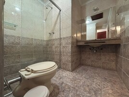 Quarto Triplo Comfort | Casa de banho