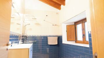 Casa, vista para o jardim | Casa de banho