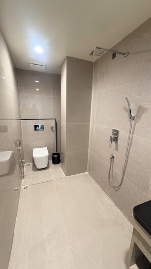 Quarto Superior | Casa de banho | Um polibã, artigos de higiene pessoal grátis, toalhas fornecidas, sabão 
