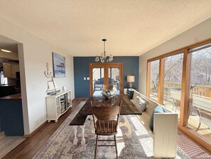 Casa, várias camas, varanda (Cozy Cove Escape) | Opções para refeição