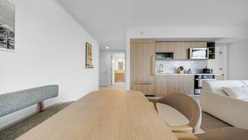 Condo, sacada, vista para a cidade | Opções para refeição