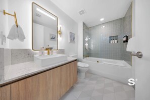 Condo, sacada, vista para a cidade | Banheiro