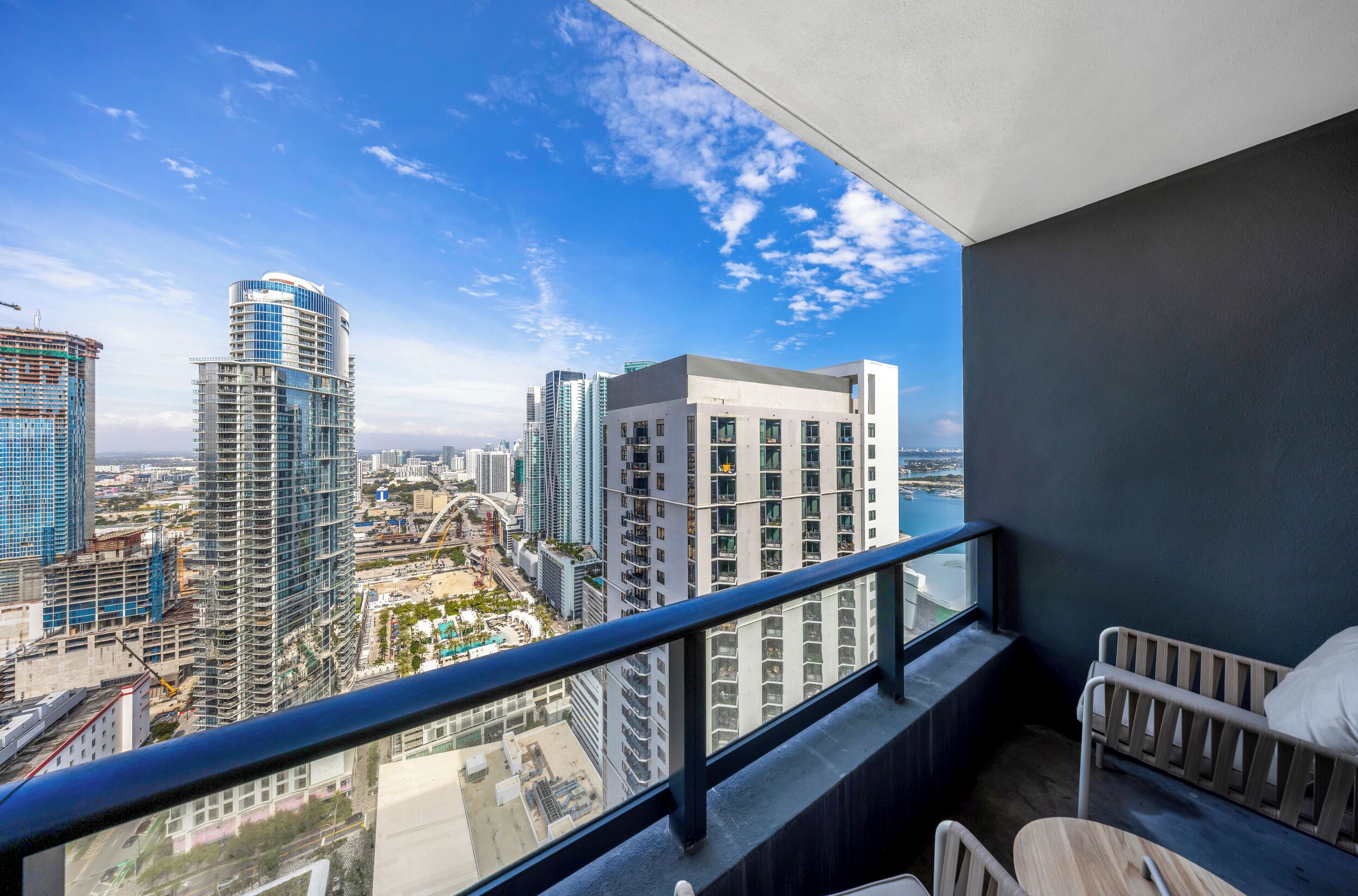 Apartamento em Condomínio Fechado, varanda, Vista para a cidade | Terrenos do alojamento