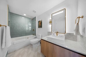 Condo, sacada, vista para a cidade | Banheiro