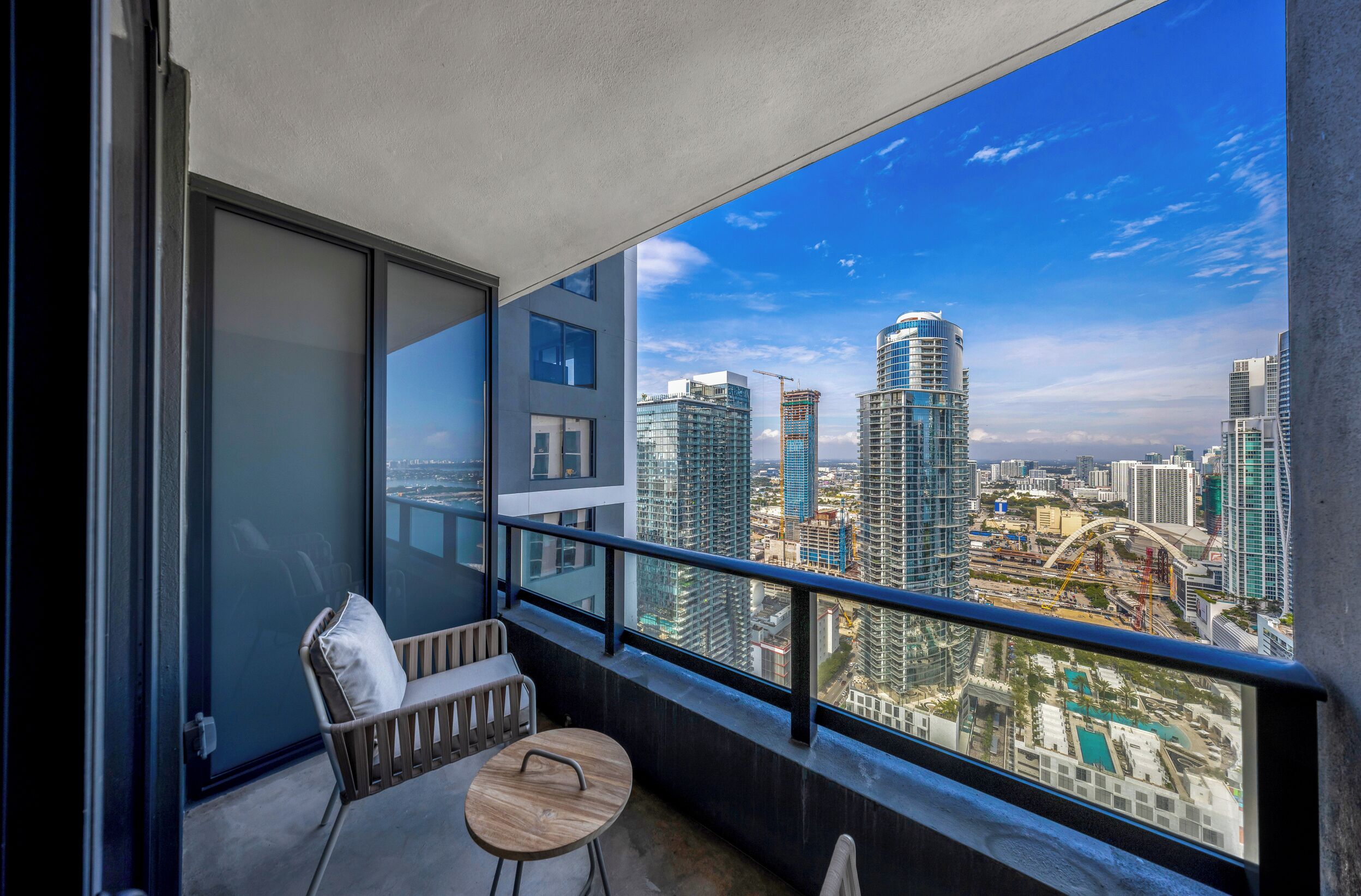 Apartamento em Condomínio Fechado, varanda, Vista para a cidade | Terrenos do alojamento